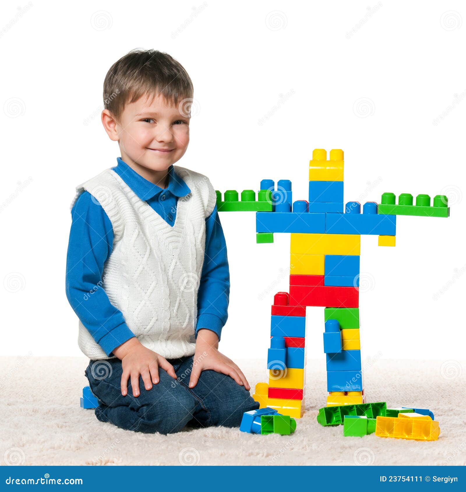Le Petit Garçon Joue Avec Des Jouets Image stock - Image du tapis, vert ...