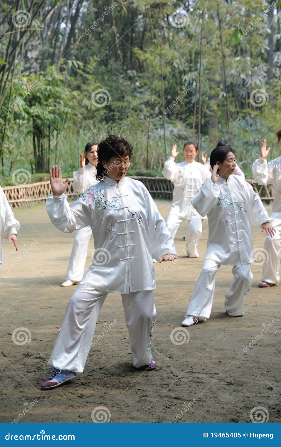 Le Peuple Chinois Joue Le Taiji Image éditorial - Image du citoyen ...