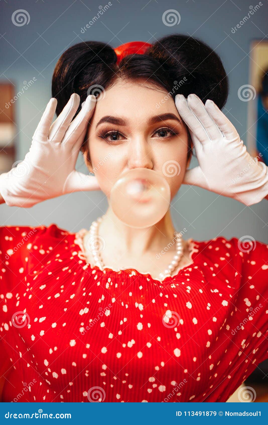 Le Pin Vers Le Haut De La Fille Avec Le Maquillage Gonfle Le Bubble Gum