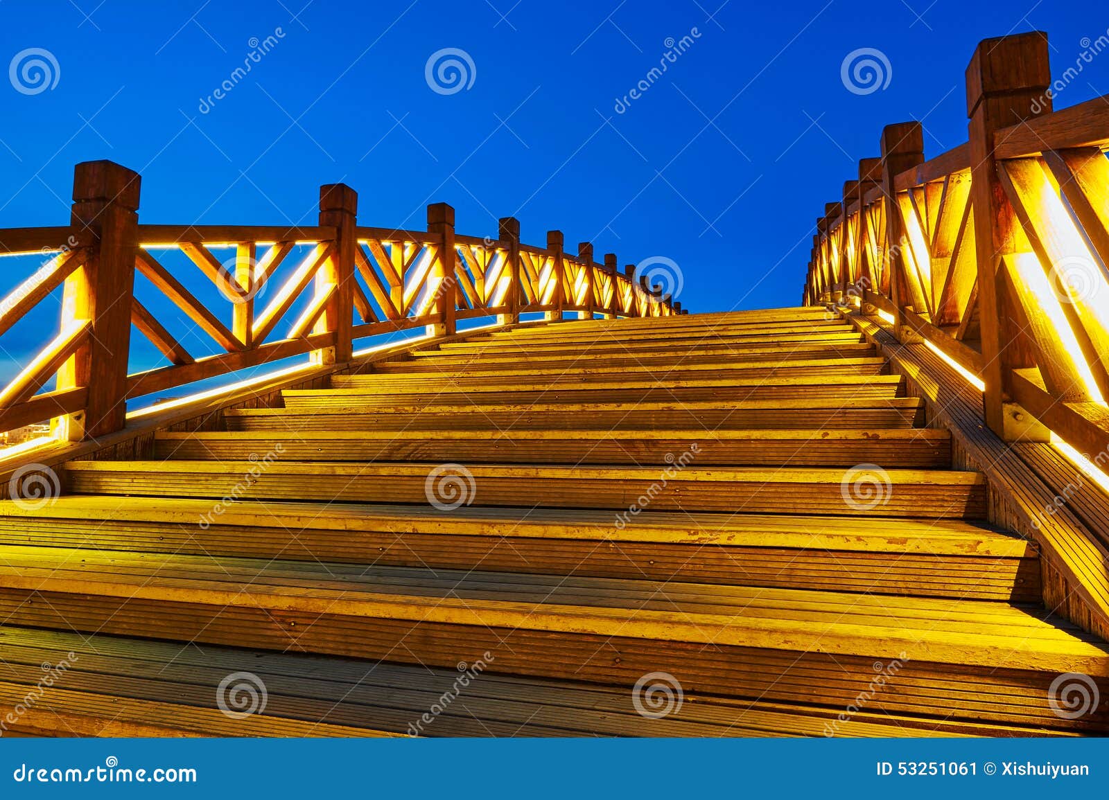 Le Pont En Bois Dans La Nuit Image stock - Image du scénique, nature ...