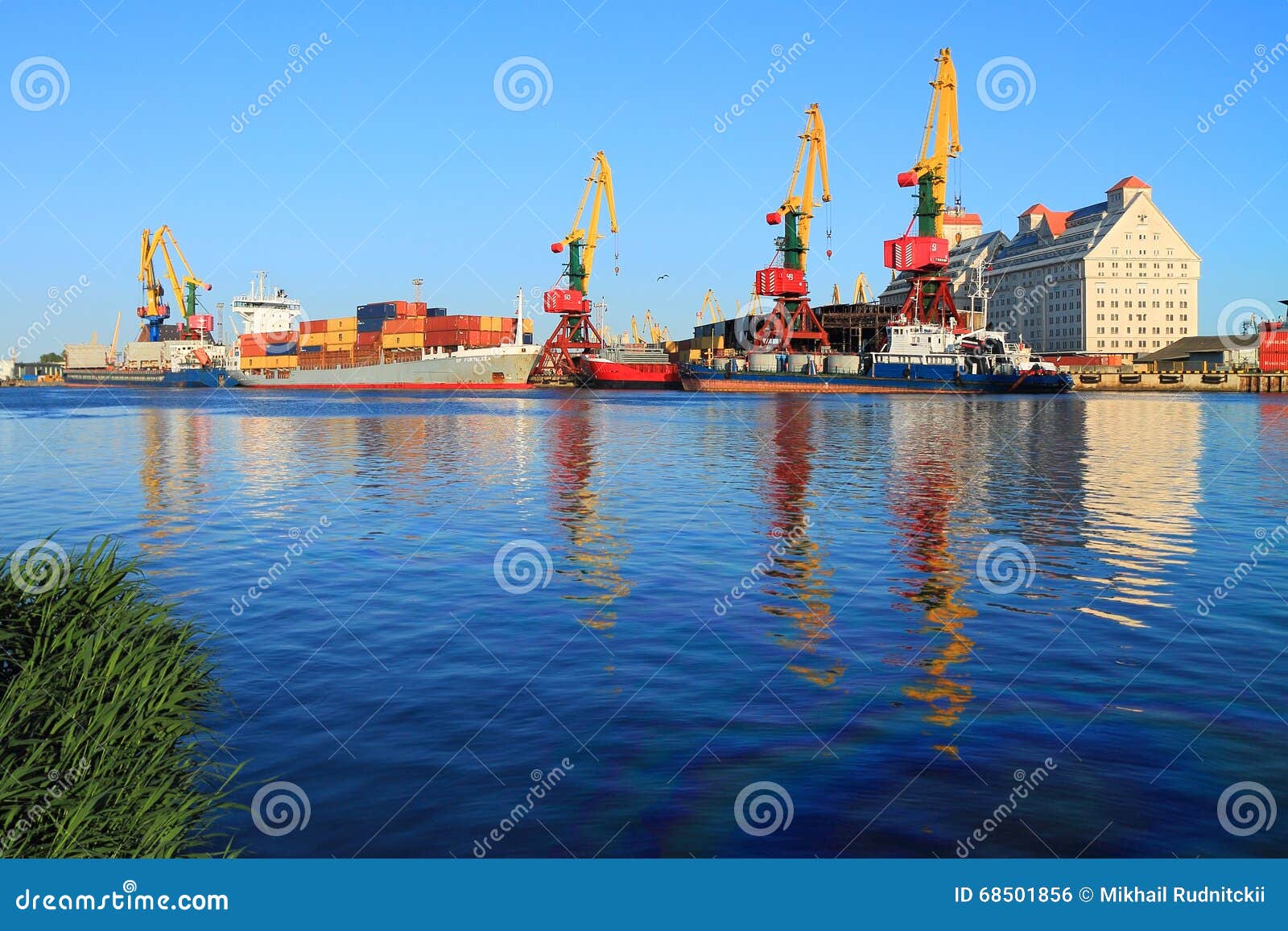 Le port de Kaliningrad photo éditorial. Image du ville - 68501856