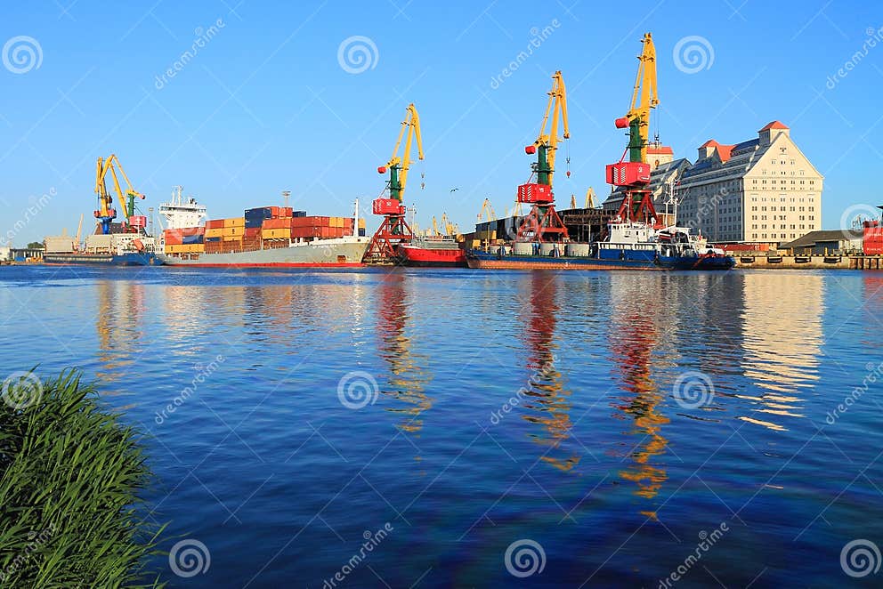 Le port de Kaliningrad photo éditorial. Image du ville - 68501856