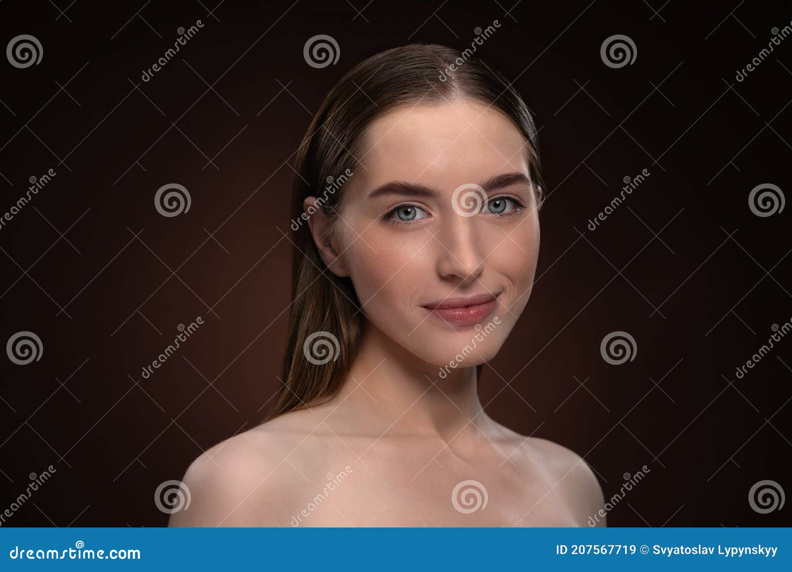 Le Portrait De Headshot De La Fille Heureuse Avec Naturel Composent Et