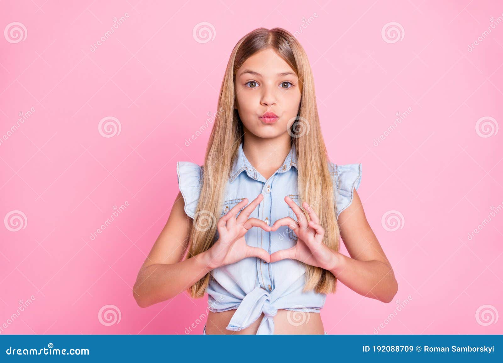 Le Portrait De La Belle Fille Mignonne Drôle Denfant Envoient Le
