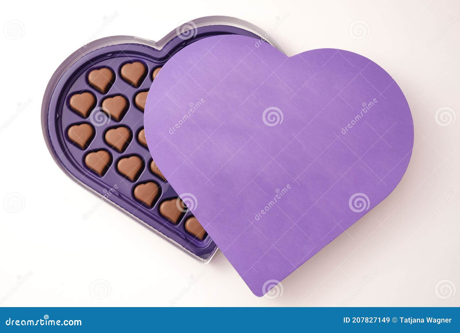 Le Praline Di Cioccolato Si Trovano in Una Scatola a Forma Di Cuore E ... Le Praline Di Cioccolato Si Trovano in Una Scatola a Forma Di Cuore E ...