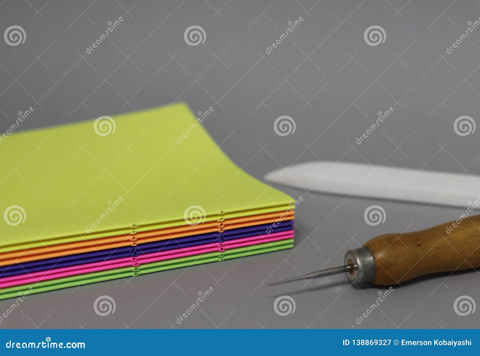 Le processus de reliure image stock. Image du livre - 138869327