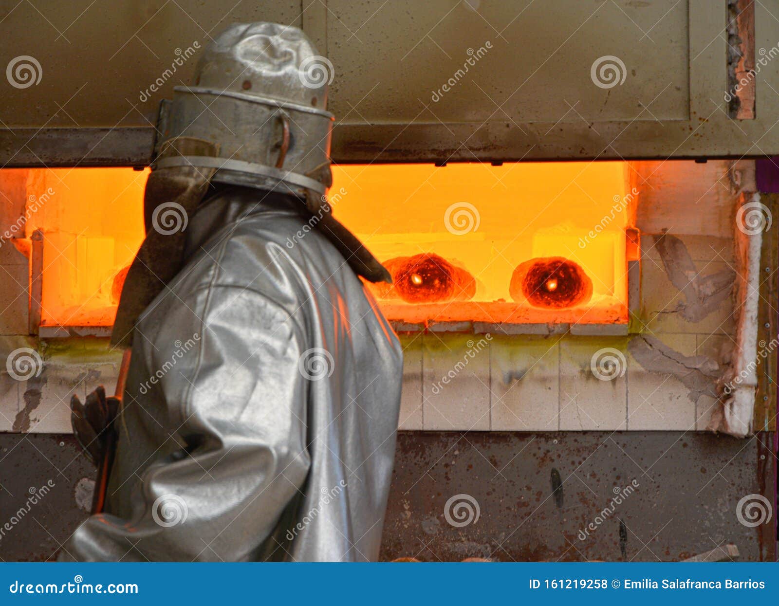 Le Processus Traditionnel De Forge De La Sonnette Photo stock - Image ...