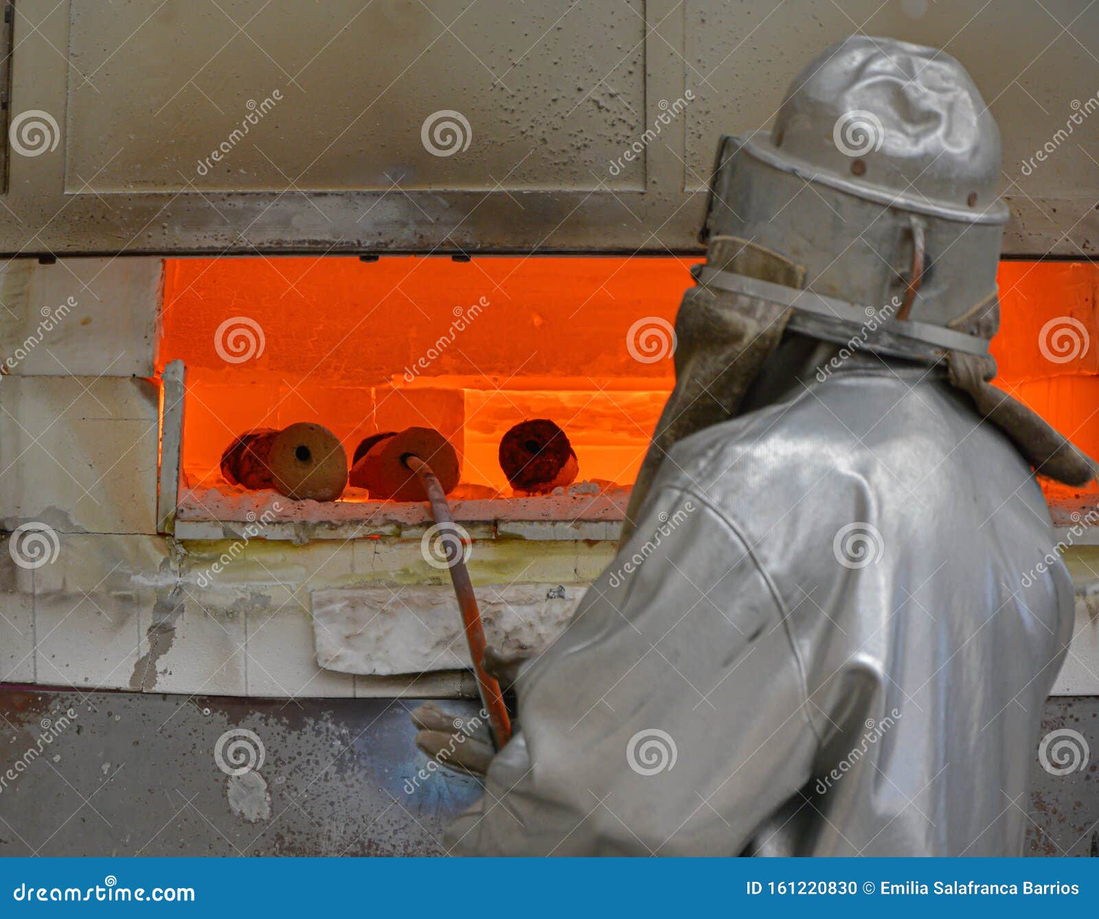 Le Processus Traditionnel De Forge De La Sonnette Photo stock - Image ...