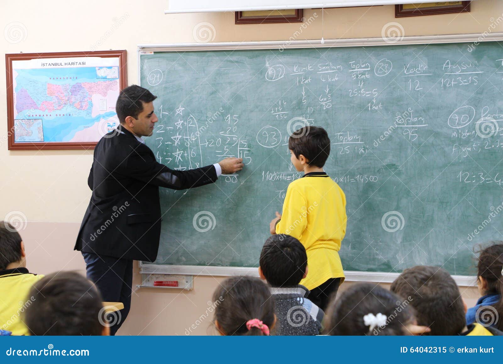 Le Professeur De Maths Dans La Salle De Classe Image éditorial - Image ...