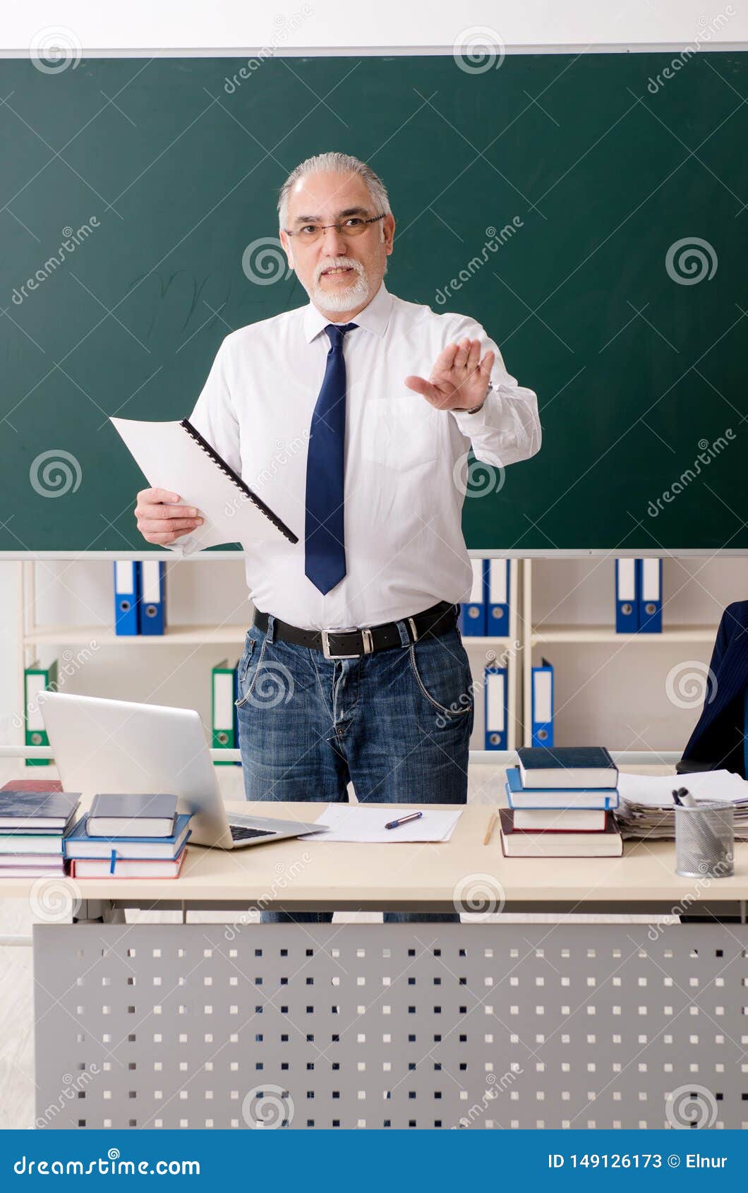 Le Professeur Masculin ?g? Devant Le Tableau Image stock - Image du ...
