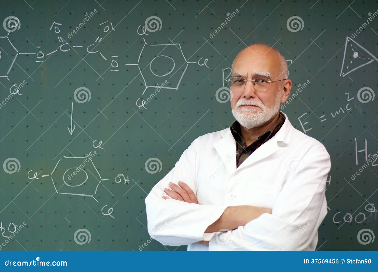 Le Professeur Se Tient Devant Un Tableau Noir Photo stock - Image du ...