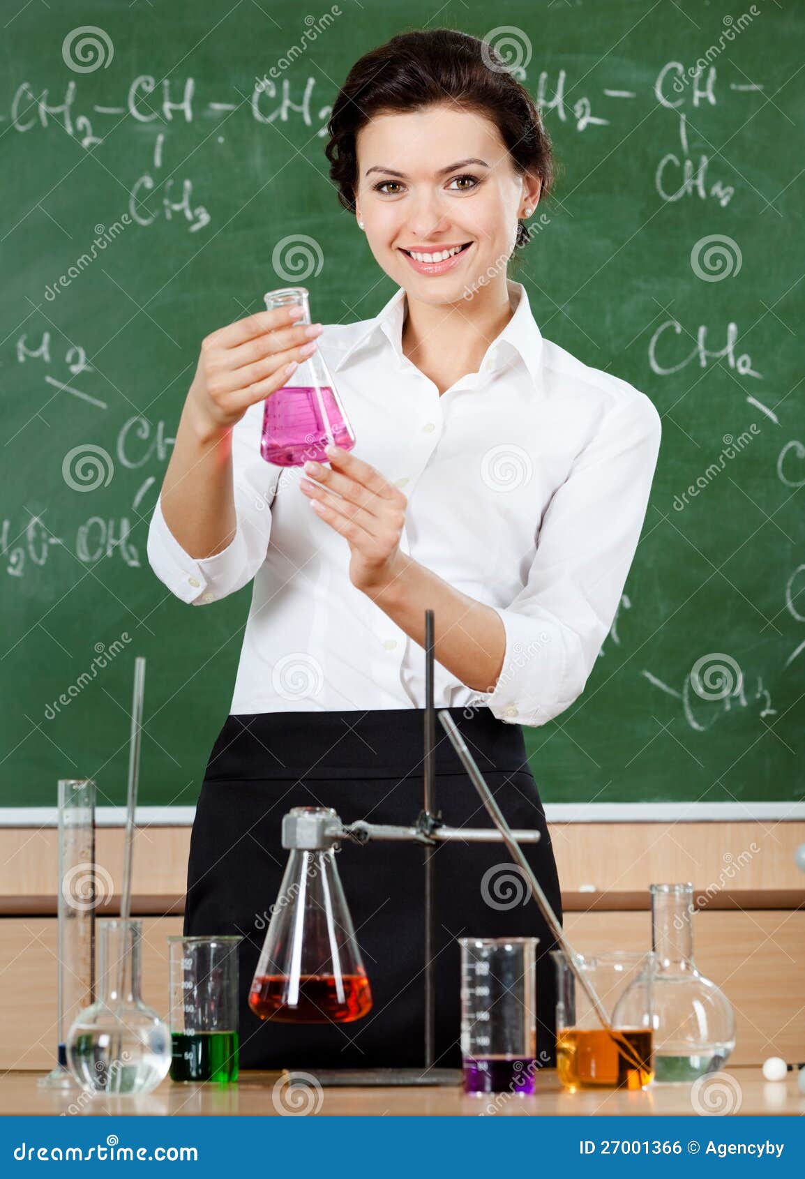 Le Professeur Souriant De Chimie Remet Un Flacon Erlenmeyer Photo stock ...