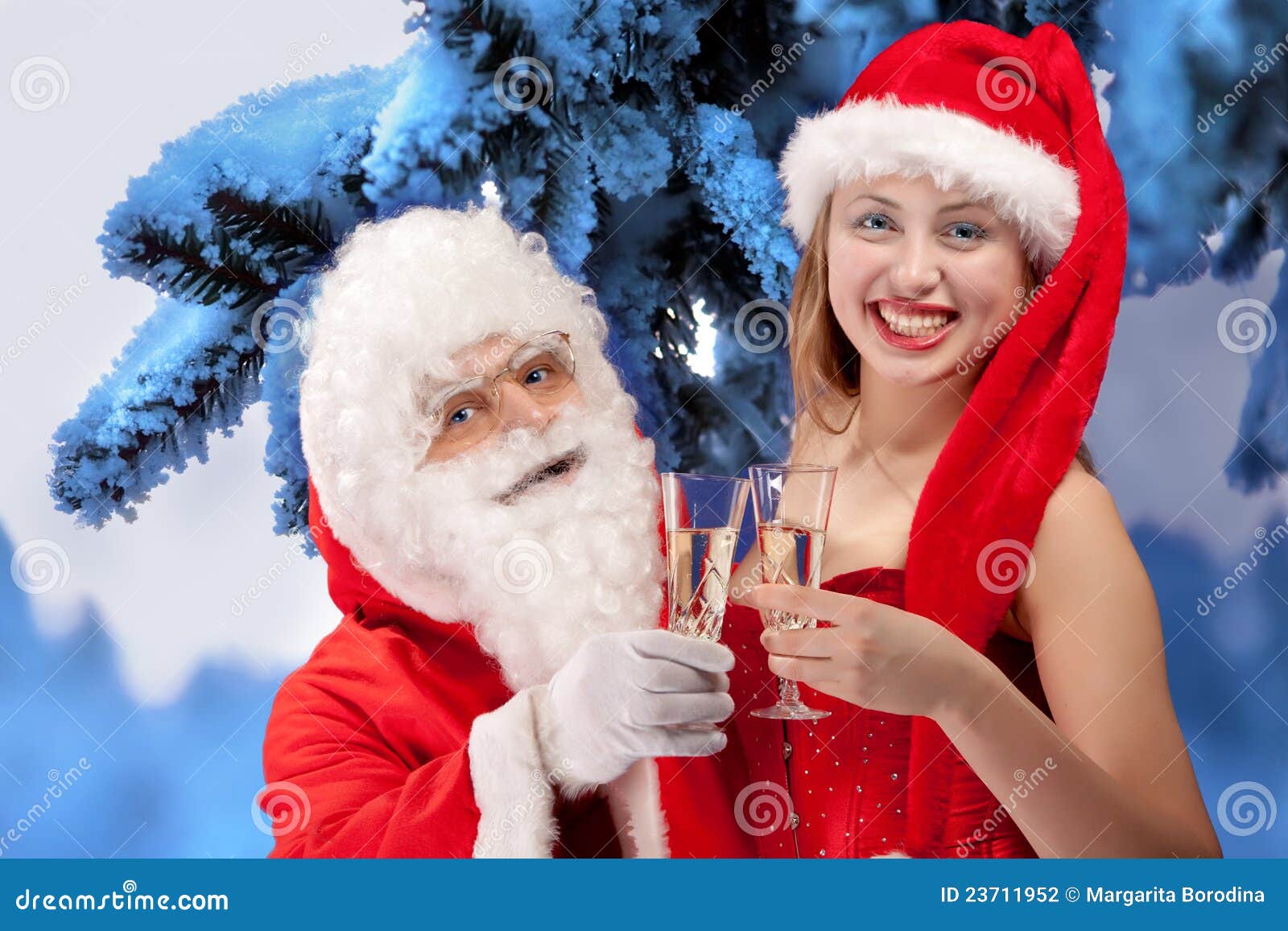 Le Père Noël Avec La Fille Sexy Dans Le Chapeau De Santa Photo Stock