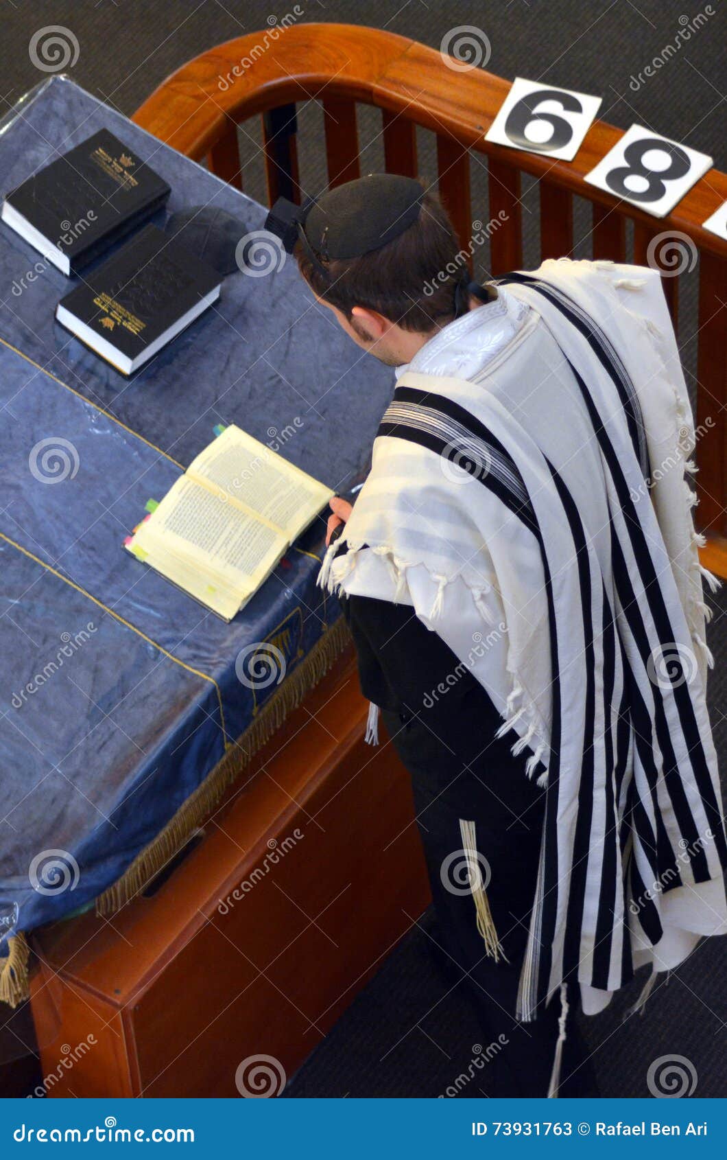 Le rabbin juif a lu Torah photo stock éditorial. Image du affiché ...