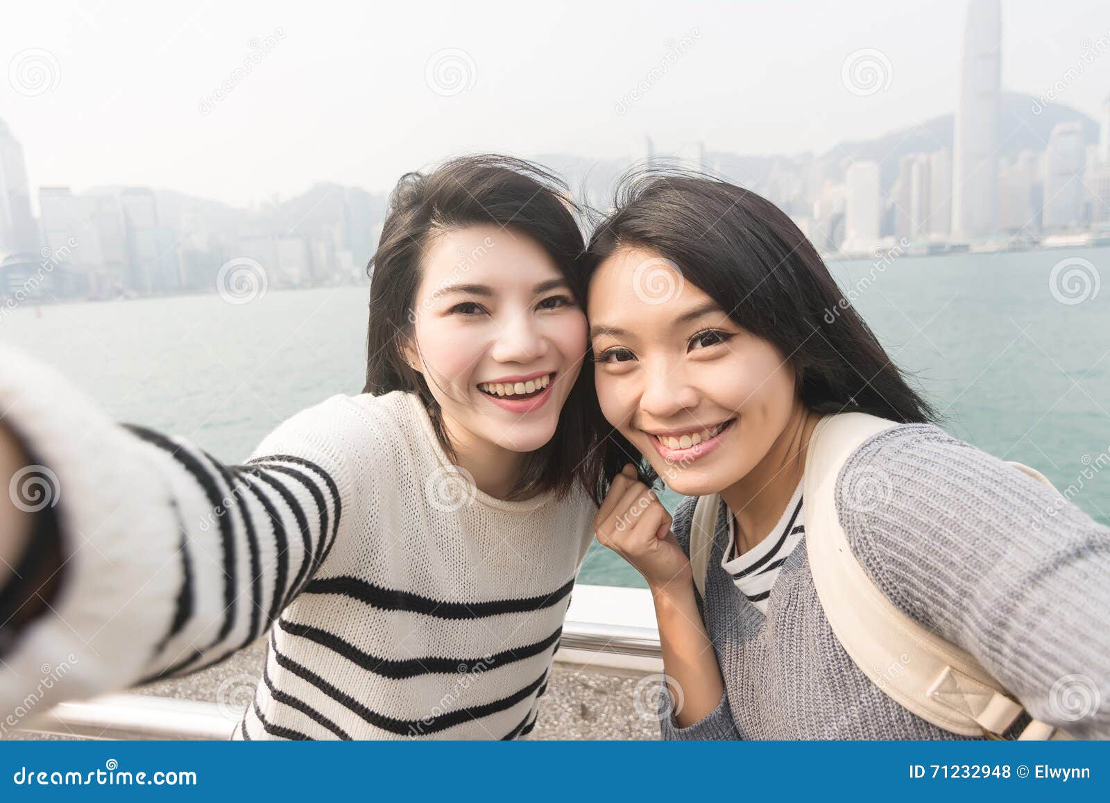 Le Ragazze Asiatiche Prendono Un Selfie Fotografia Stock - Immagine di ...