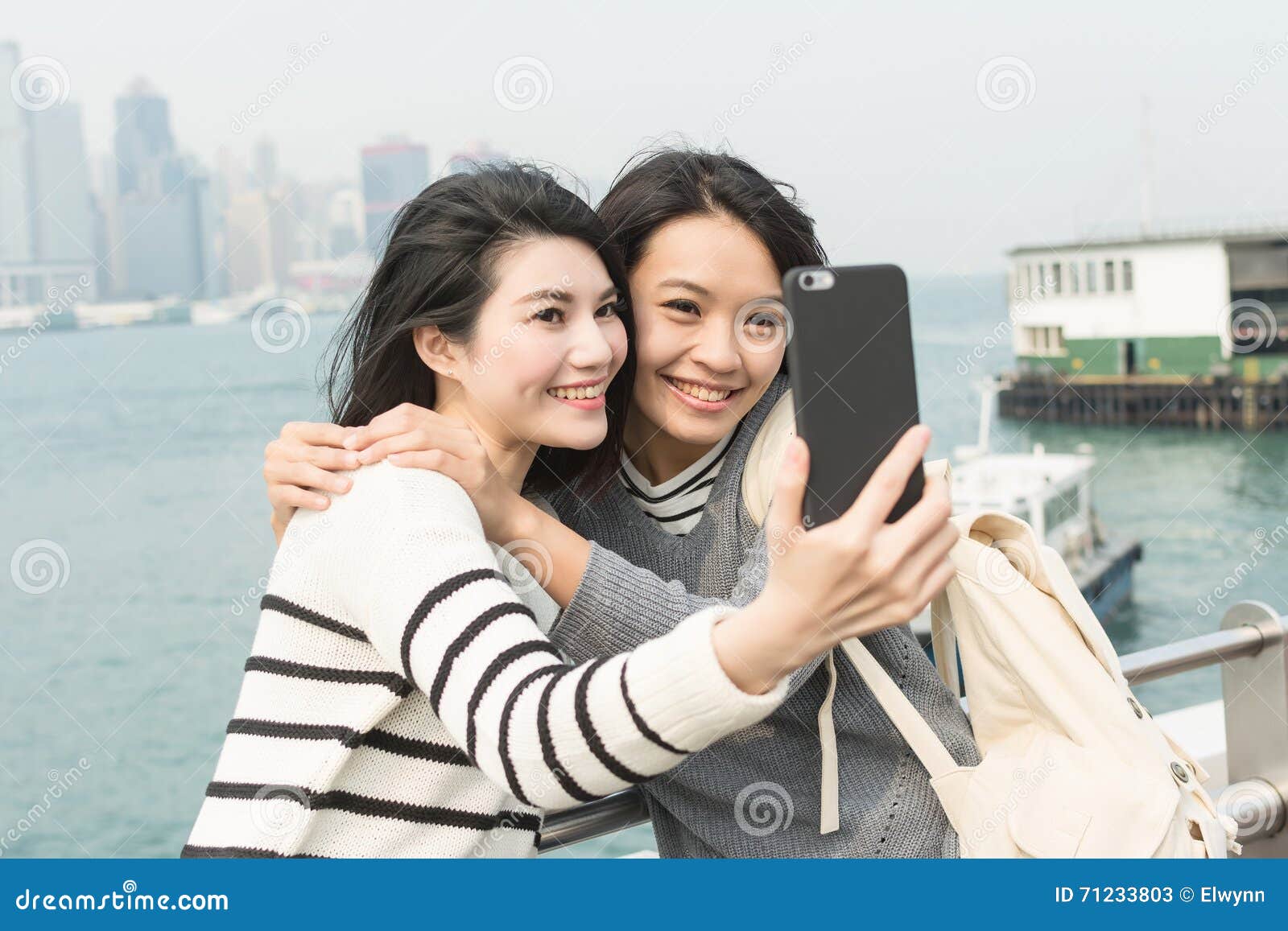 Le Ragazze Asiatiche Prendono Un Selfie Immagine Stock - Immagine di ...