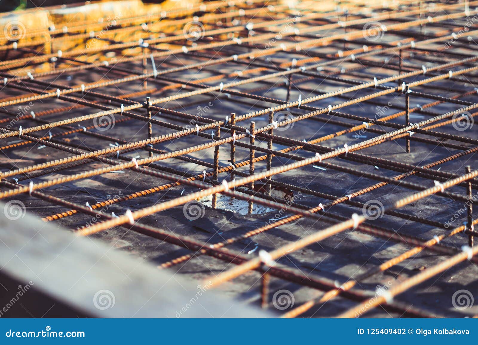 Le rebar dans la base photo stock. Image du concret - 125409402