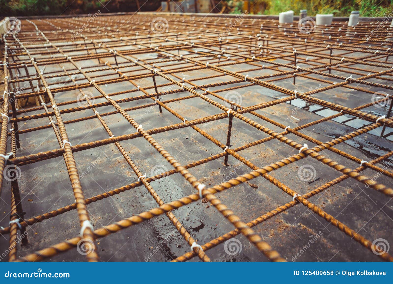 Le rebar dans la base photo stock. Image du neuf, tige - 125409658