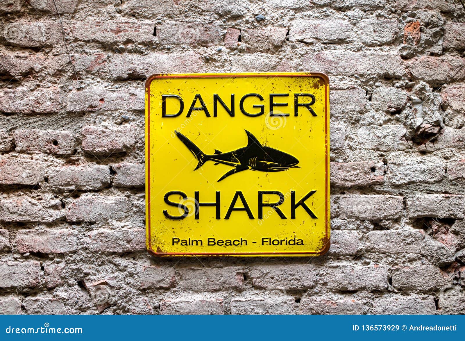 Le Requin Jaune De Danger Se Connectent Le Mur De Briques Image stock ...