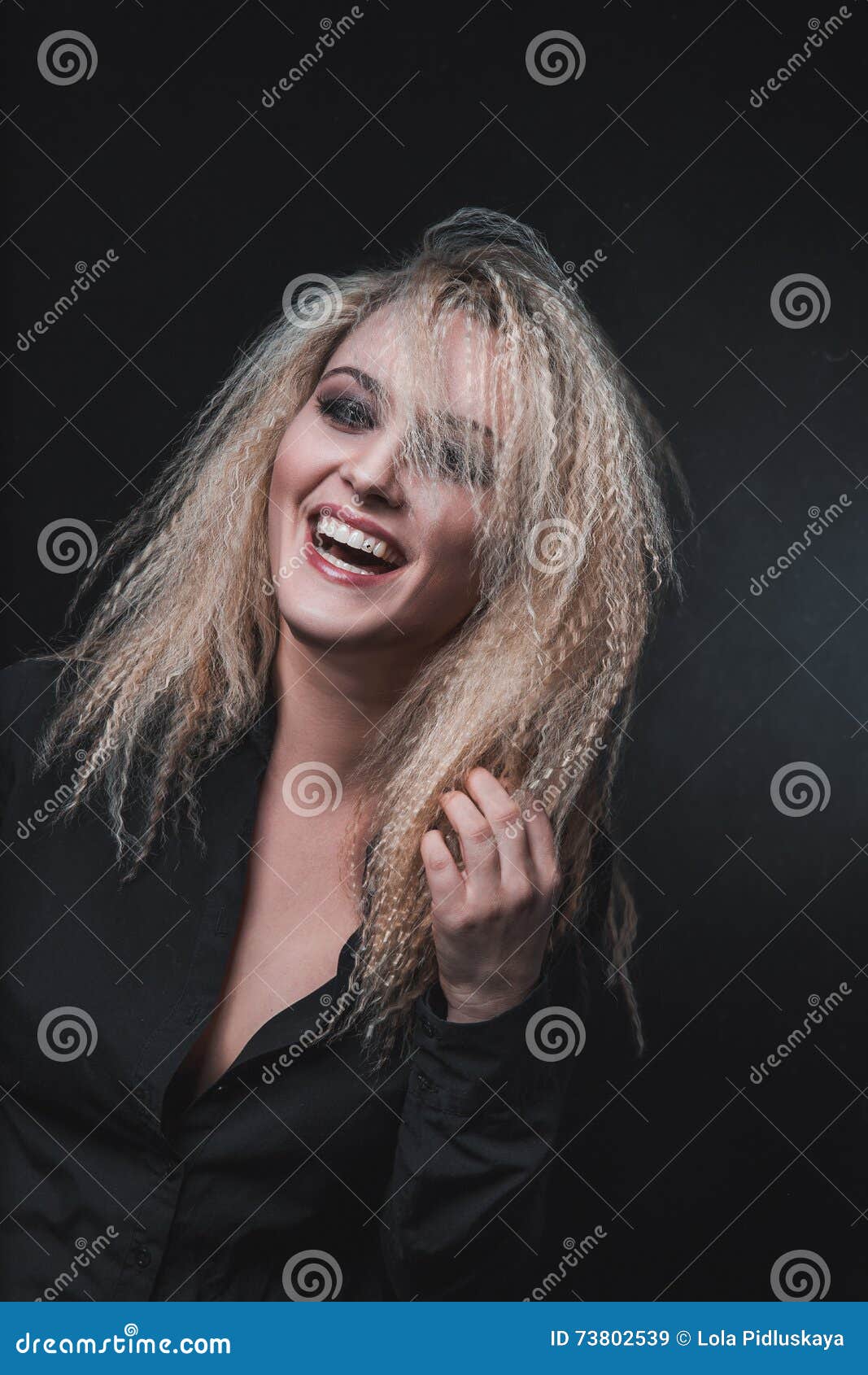 Le risate della bionda immagine stock. Immagine di carino - 73802539