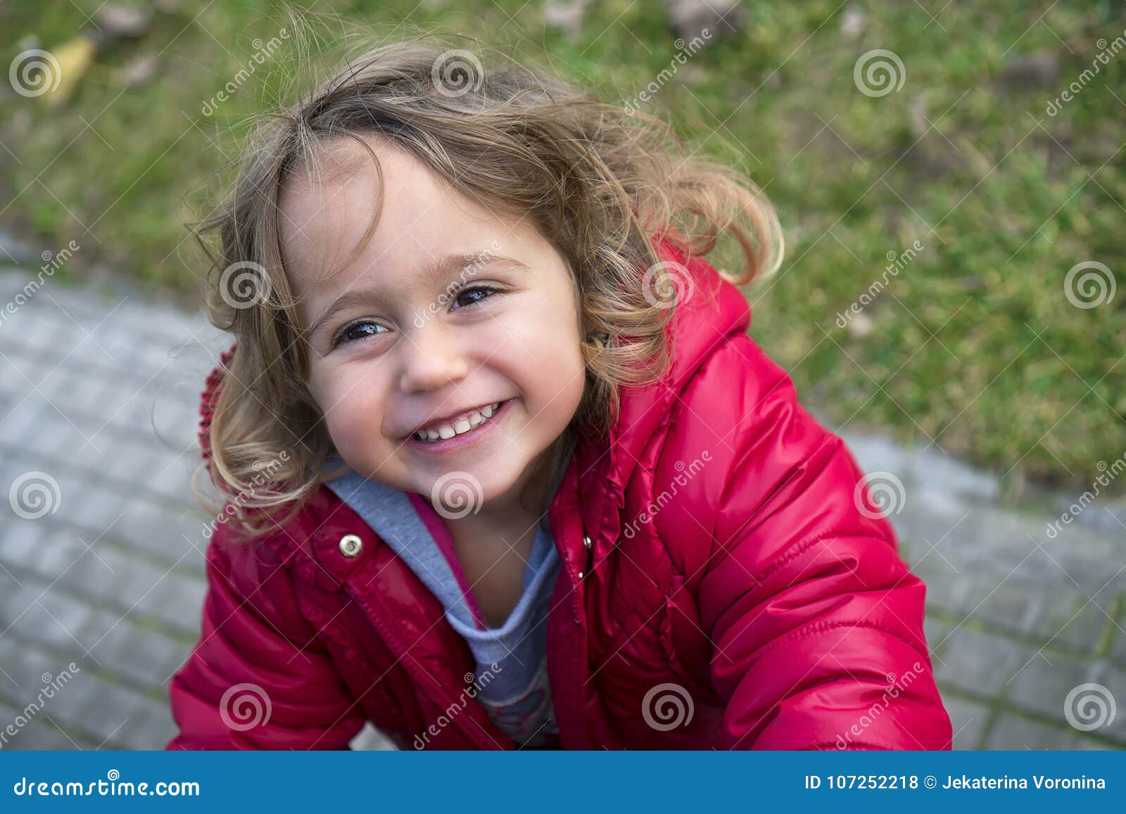 Le risate della neonata fotografia stock. Immagine di felicità - 107252218