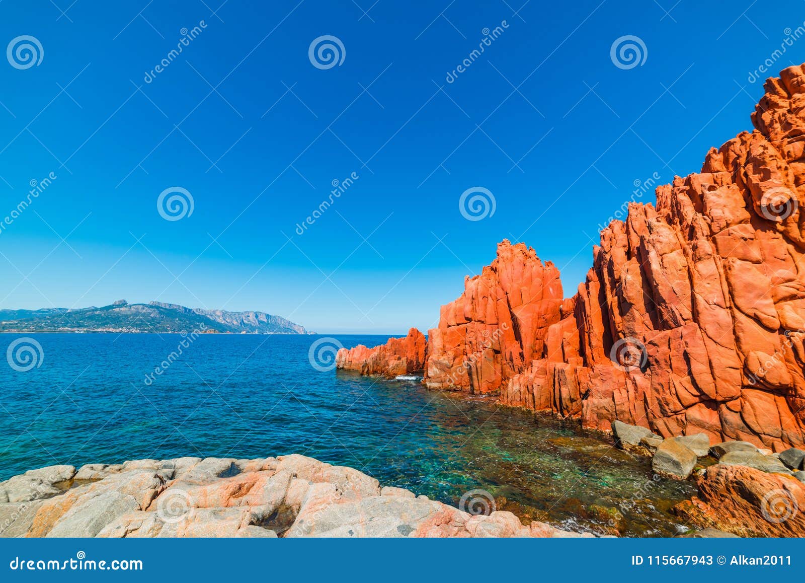 Le Rocce Rosse Ed Il Mare Blu in Rocce Rosse Tirano Immagine Stock ...