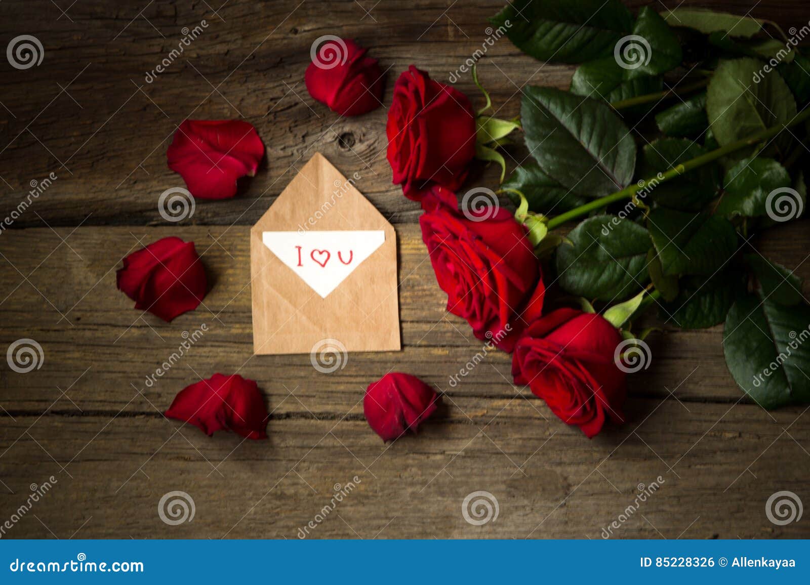 Le Rose Rosse Fioriscono E Petali E Busta Con Testo Ti Amo Fotografia ...