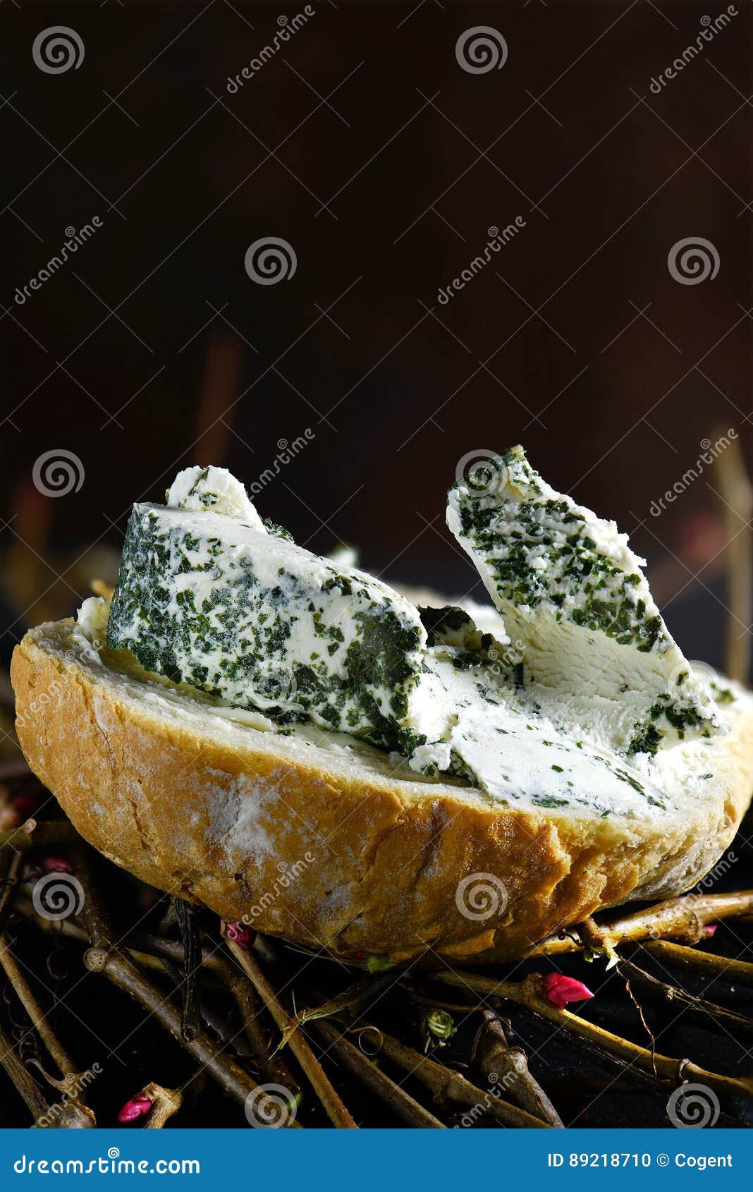 Le Roule Cheese foto de archivo. Imagen de hierbas, alimento - 89218710