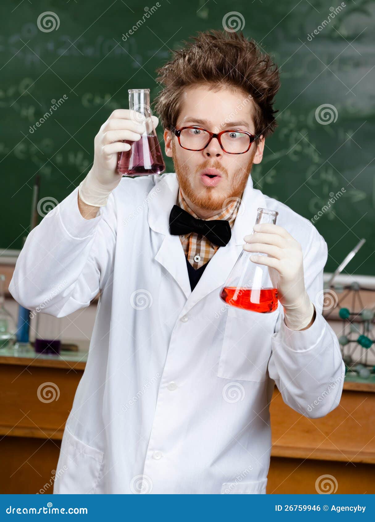 Le Scientifique Fou Affiche Deux Flacons Photo stock - Image du étonnez ...