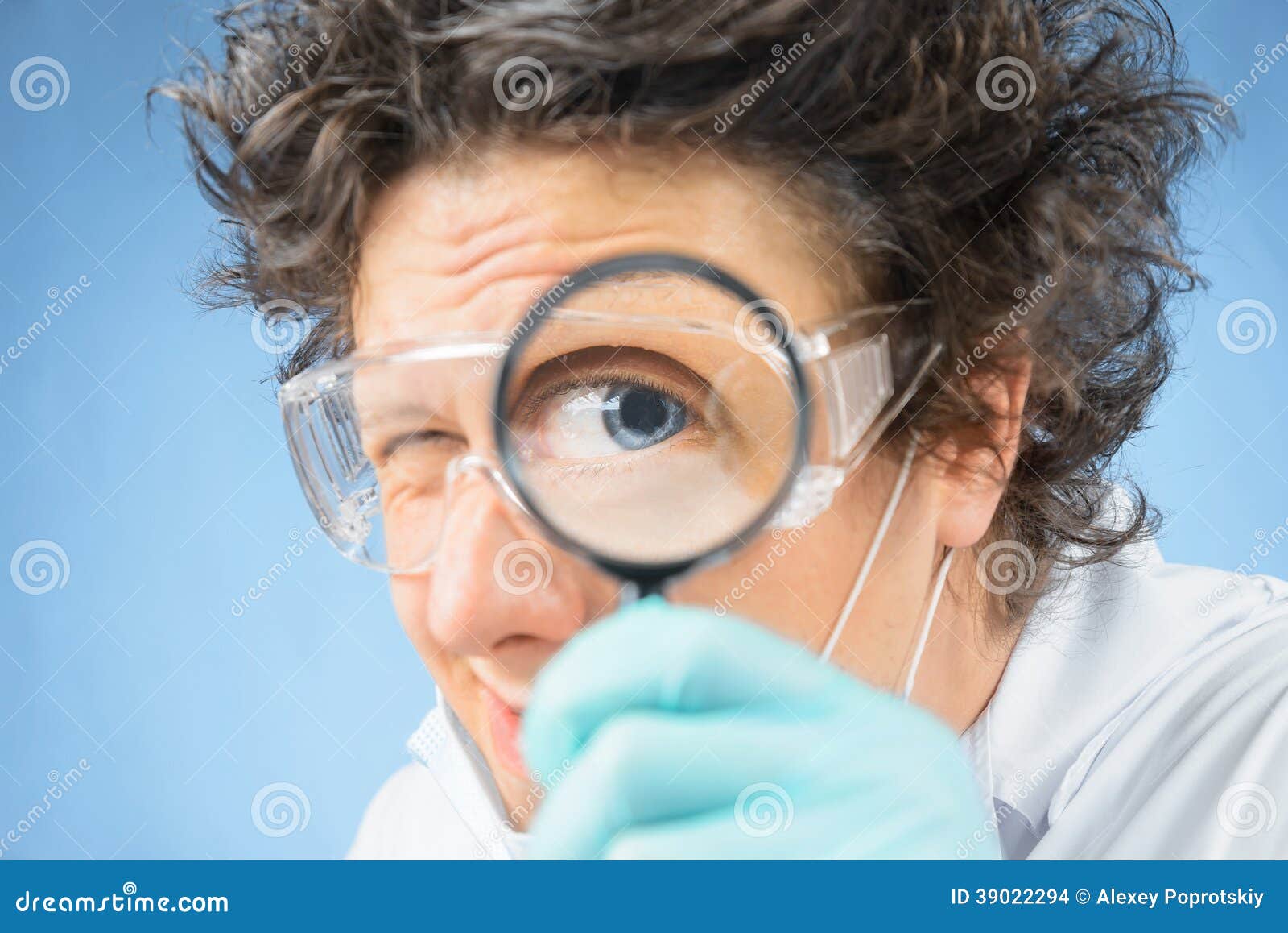Le Scientifique Regarde Par Une Loupe Photo stock - Image du médical ...