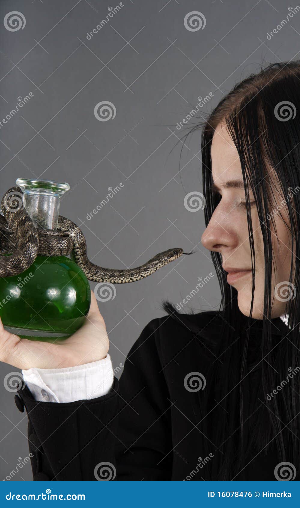 Le Serpent Rampe Au Visage Image. Image: 16078476