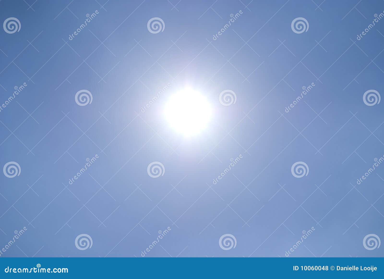 Le Soleil Brillant Dans Un Ciel Bleu Clair Photo stock - Image du ...