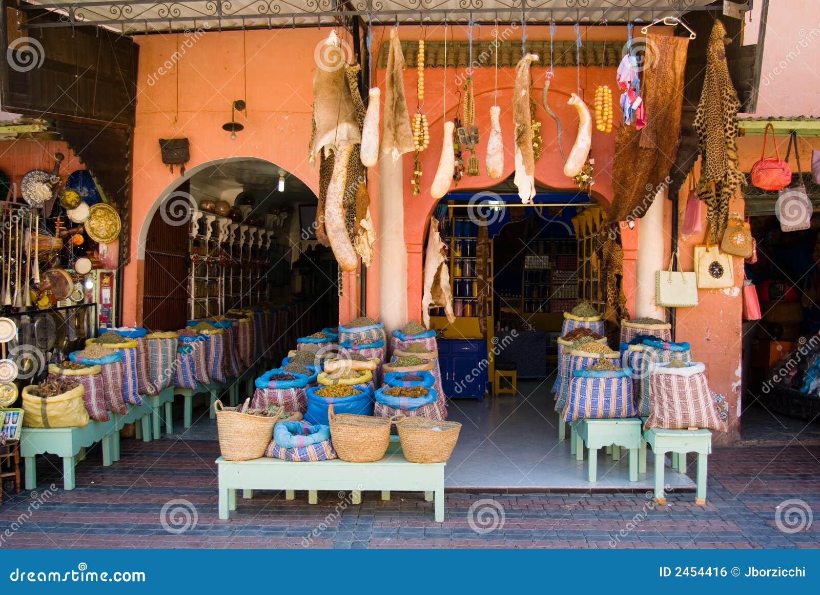 Le souk de Marrakech photo stock. Image du arrangement - 2454416