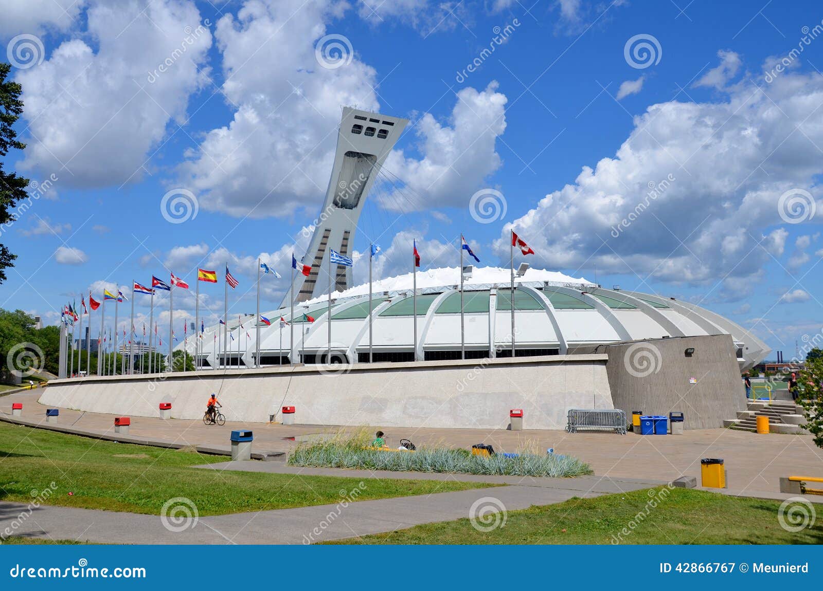 Le Stade Olympique De Montréal Photographie éditorial - Image du ciment ...