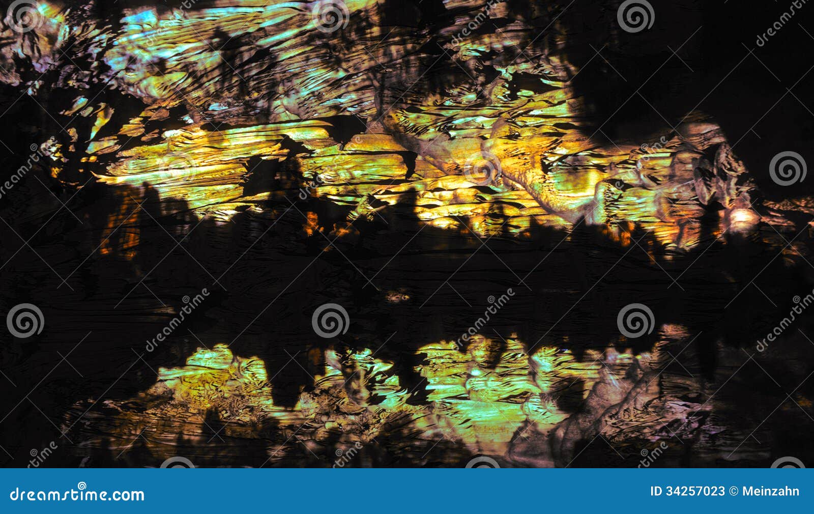Le Stalagmite E La Stalattite Coloruful in Una Caverna Turistica ...