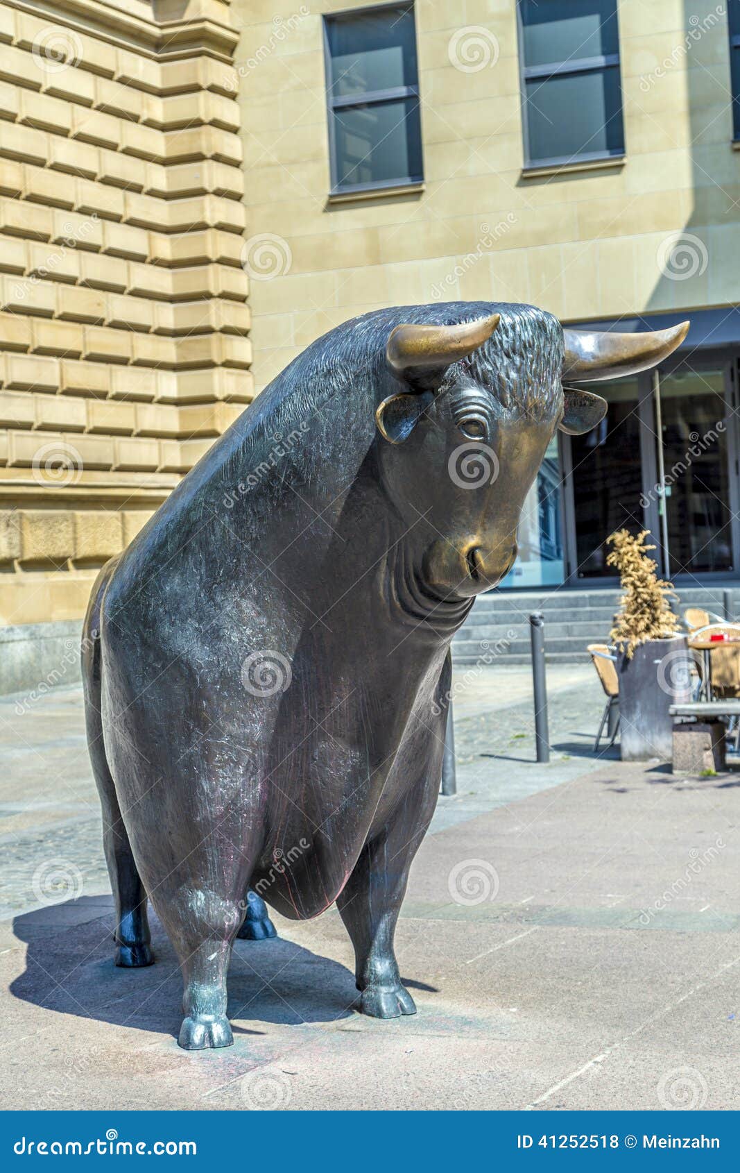 Le Statue Dell'orso E Del Toro a Fotografia Stock Editoriale - Immagine ...