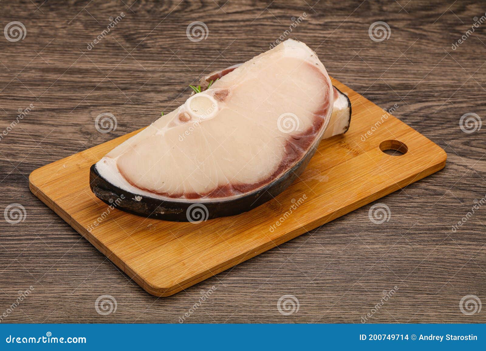 Le Steak Cru De Requin a Servi Du Romarin Photo stock - Image du ...