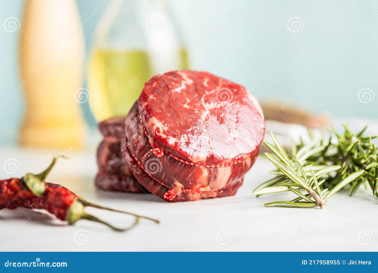 Le Steak Cru De Viande De Boeuf Image stock - Image du poivre, biftek ...