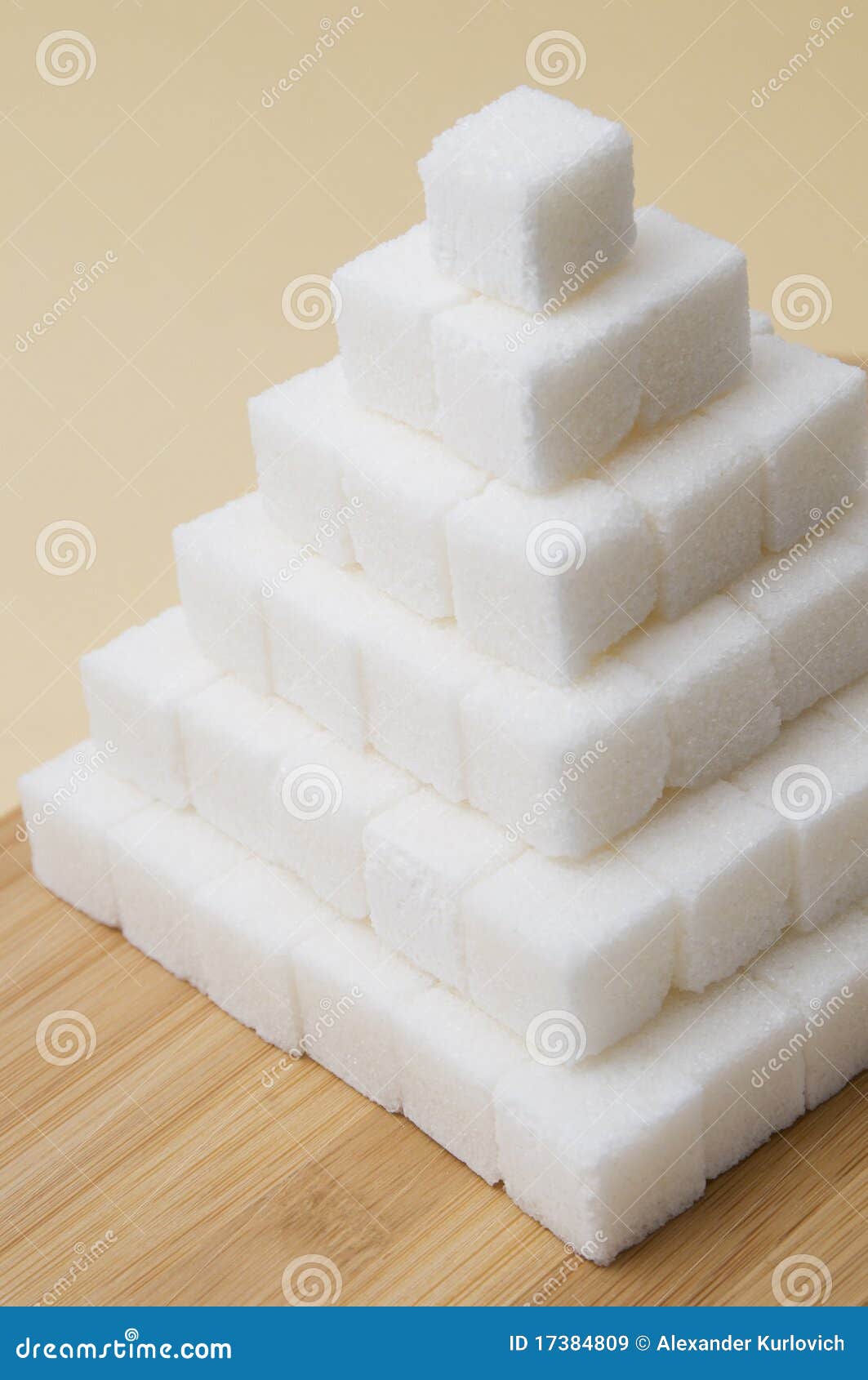Le sucre cube la pyramide image stock. Image du toujours - 17384809