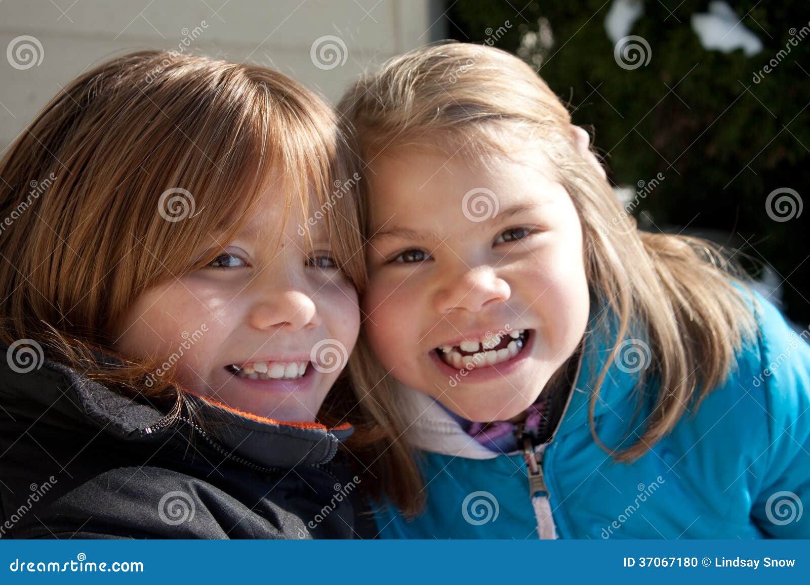 Le systrar arkivfoto. Bild av tvättington, vinter, unge - 37067180