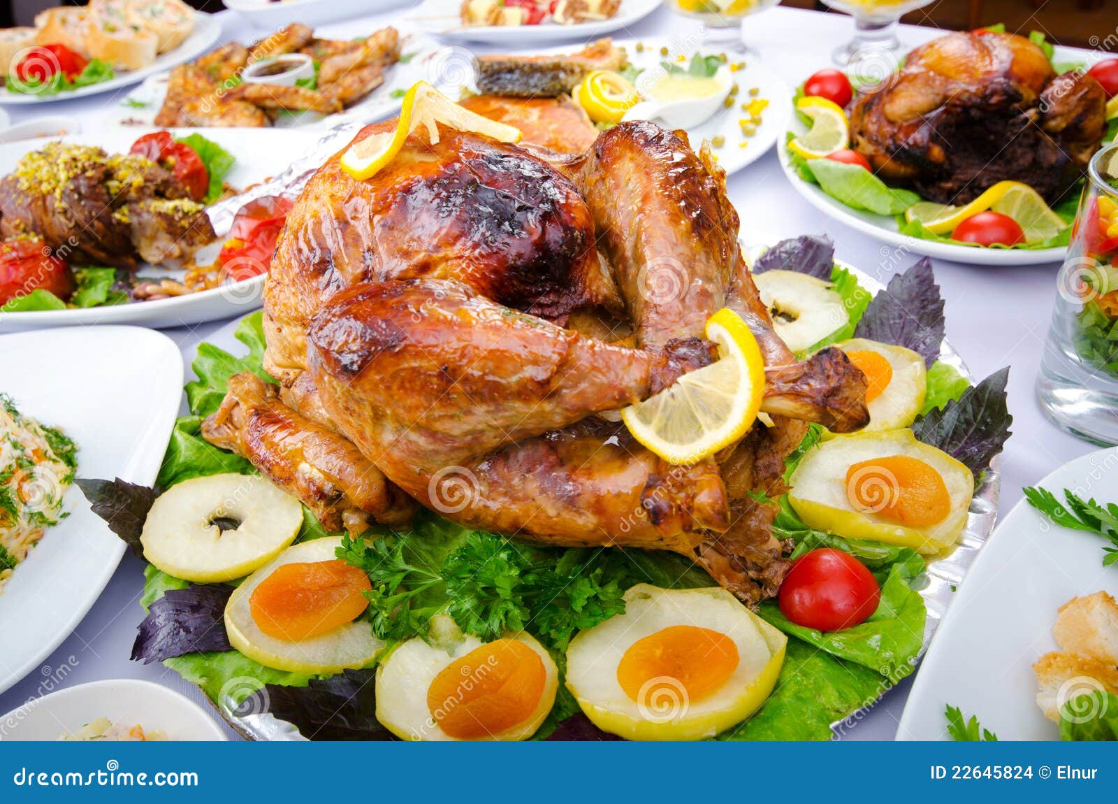 Le Tableau a Servi Avec Des Repas Photo stock - Image du couverts ...
