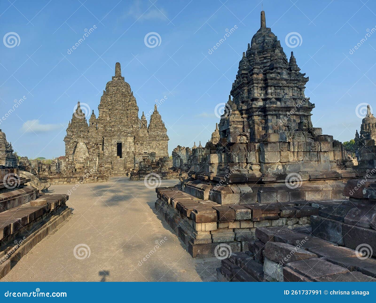 Le Temple Prambanan Est L'un Des Nombreux Temples Beaux Du Centre De Java Image stock - Image du ...