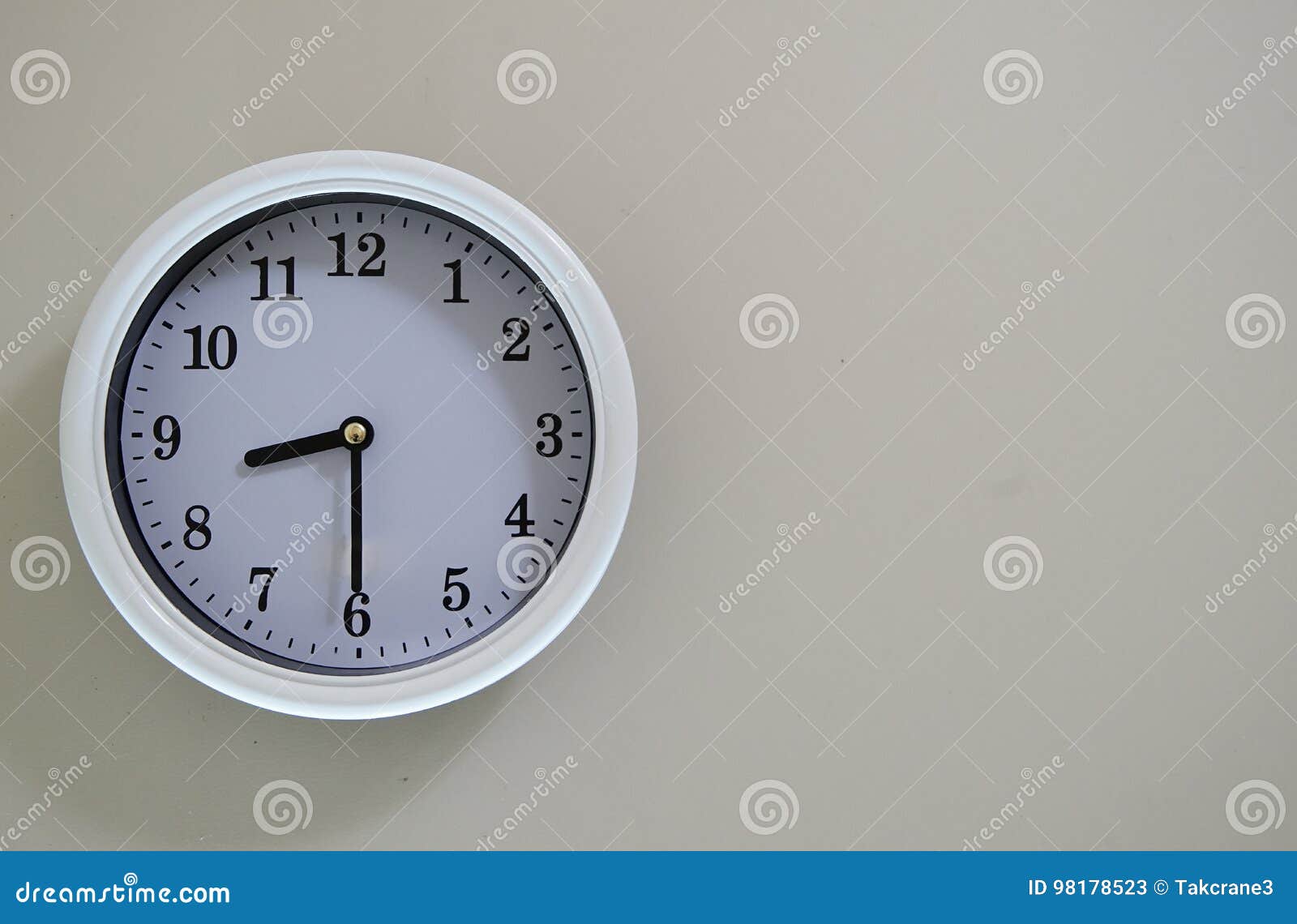 Le Temps D'horloge Murale Est 8h30 Image stock - Image du minute ...