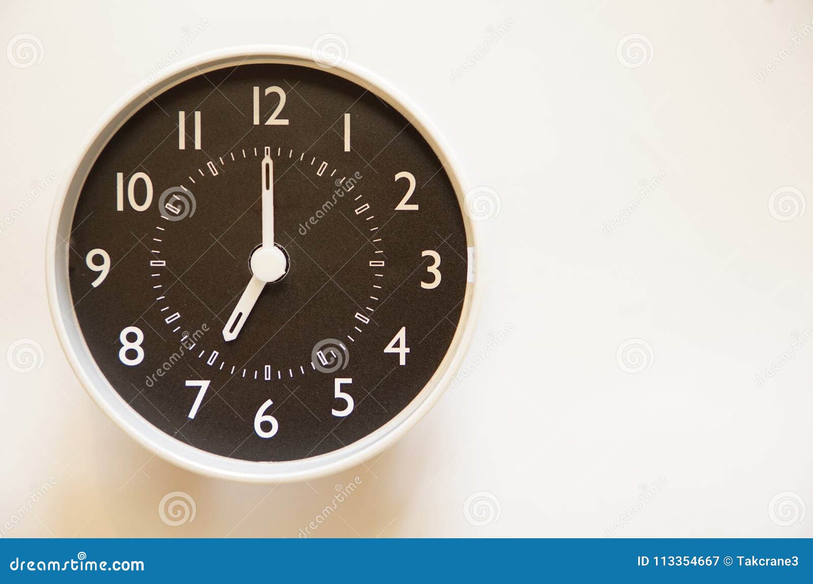 Le temps est 7h00 image stock. Image du numéros, horloge - 113354667