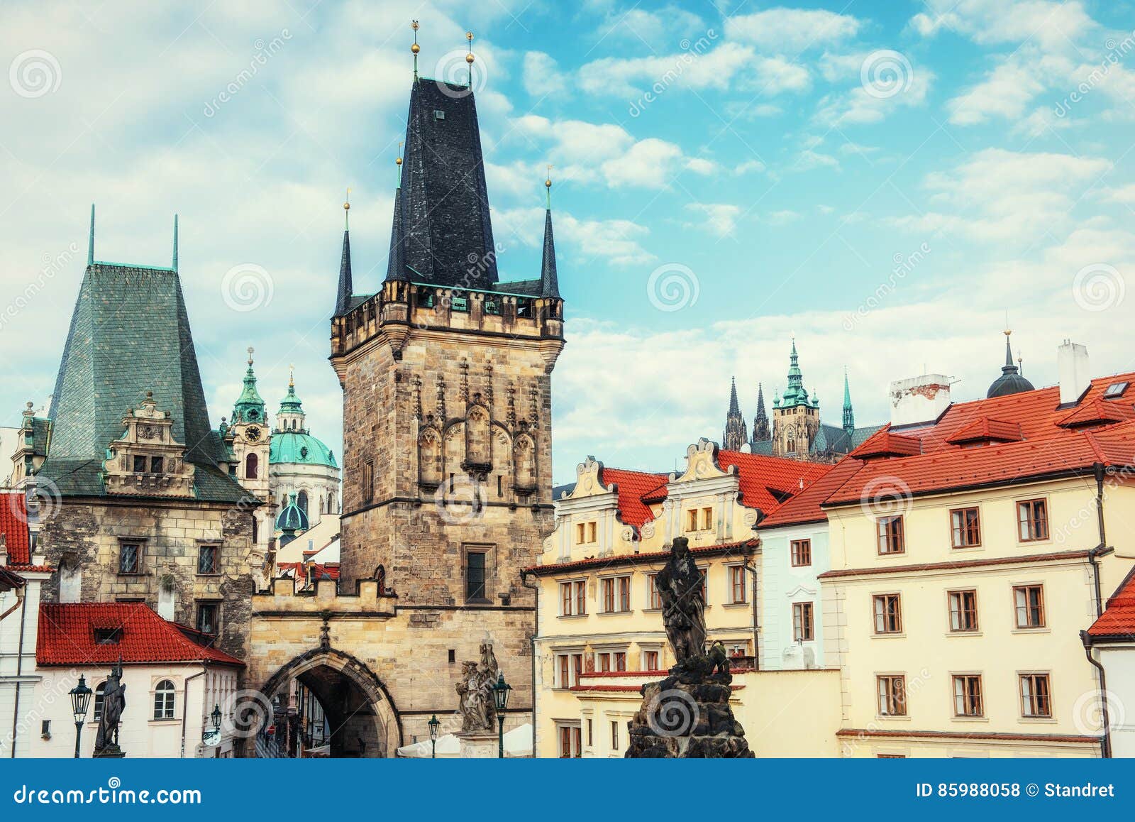 Le Torri Famose Su Charles Bridge a Praga Fotografia Stock - Immagine ...