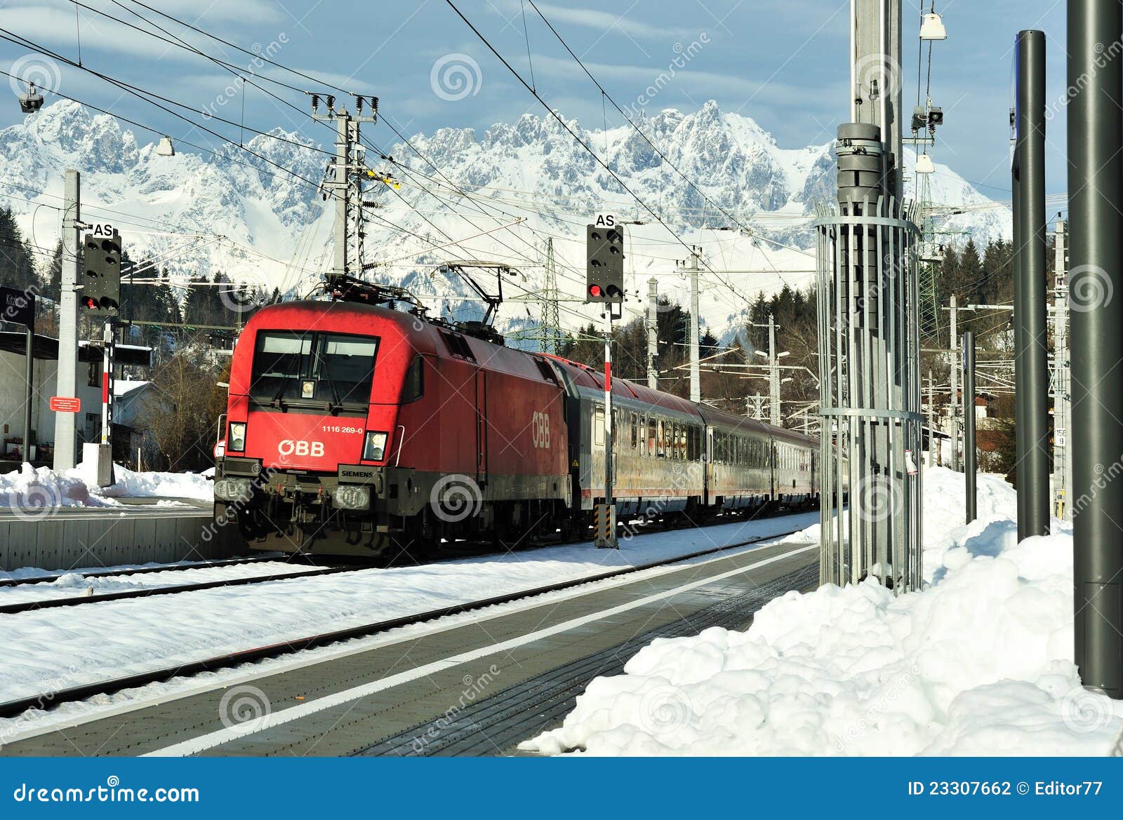 Le Train De QBB Autriche Obtiennent Dans La Station De Train ...