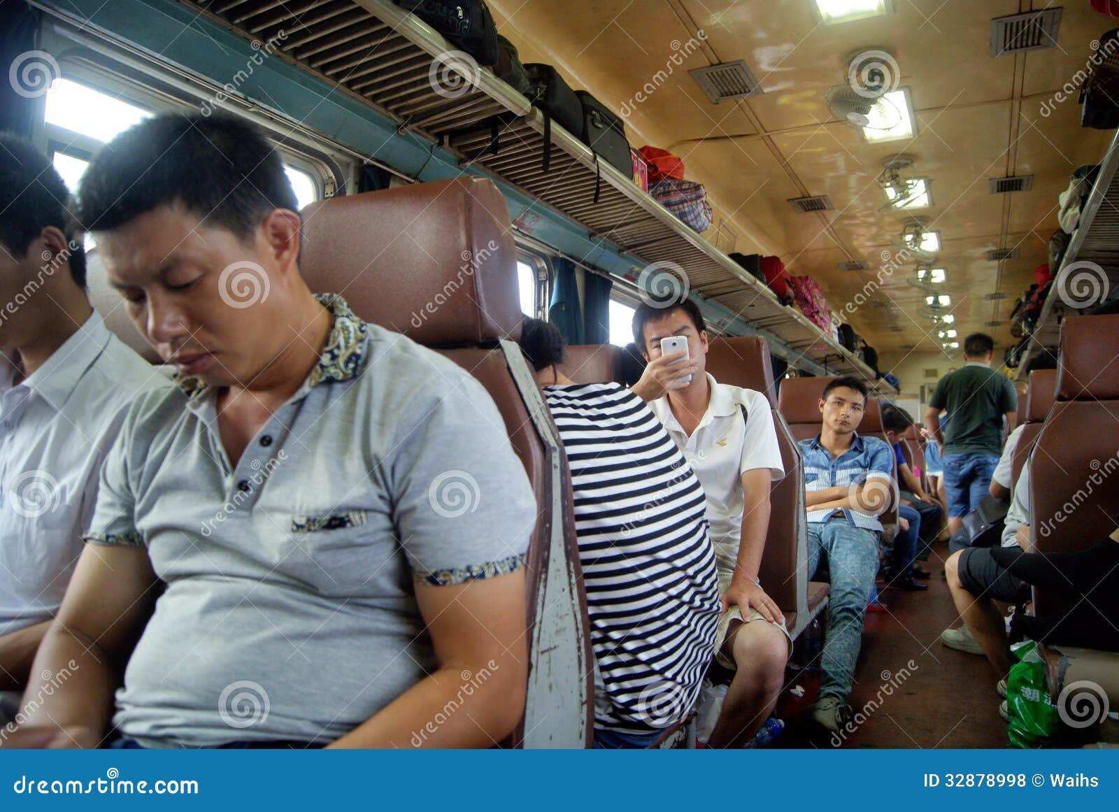 Le Train Et Paysage De Voyageurs Chinois Photo stock éditorial - Image ...