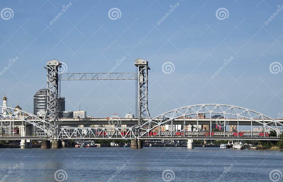 Le Train Passe Par Un Pont-levis Photo stock - Image du jour, industrie ...