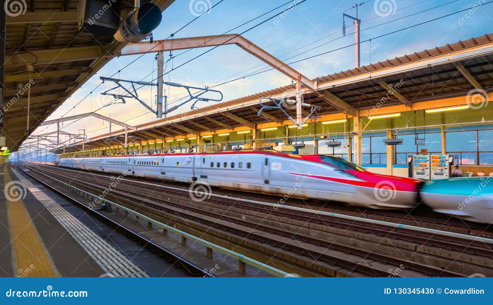 Le Train Ultra-rapide De Komachi Shinkansen Image éditorial - Image du ...