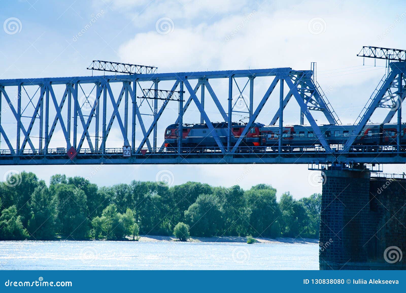Le Train Voyage Le Long Du Pont De Chemin De Fer Photo stock - Image du ...
